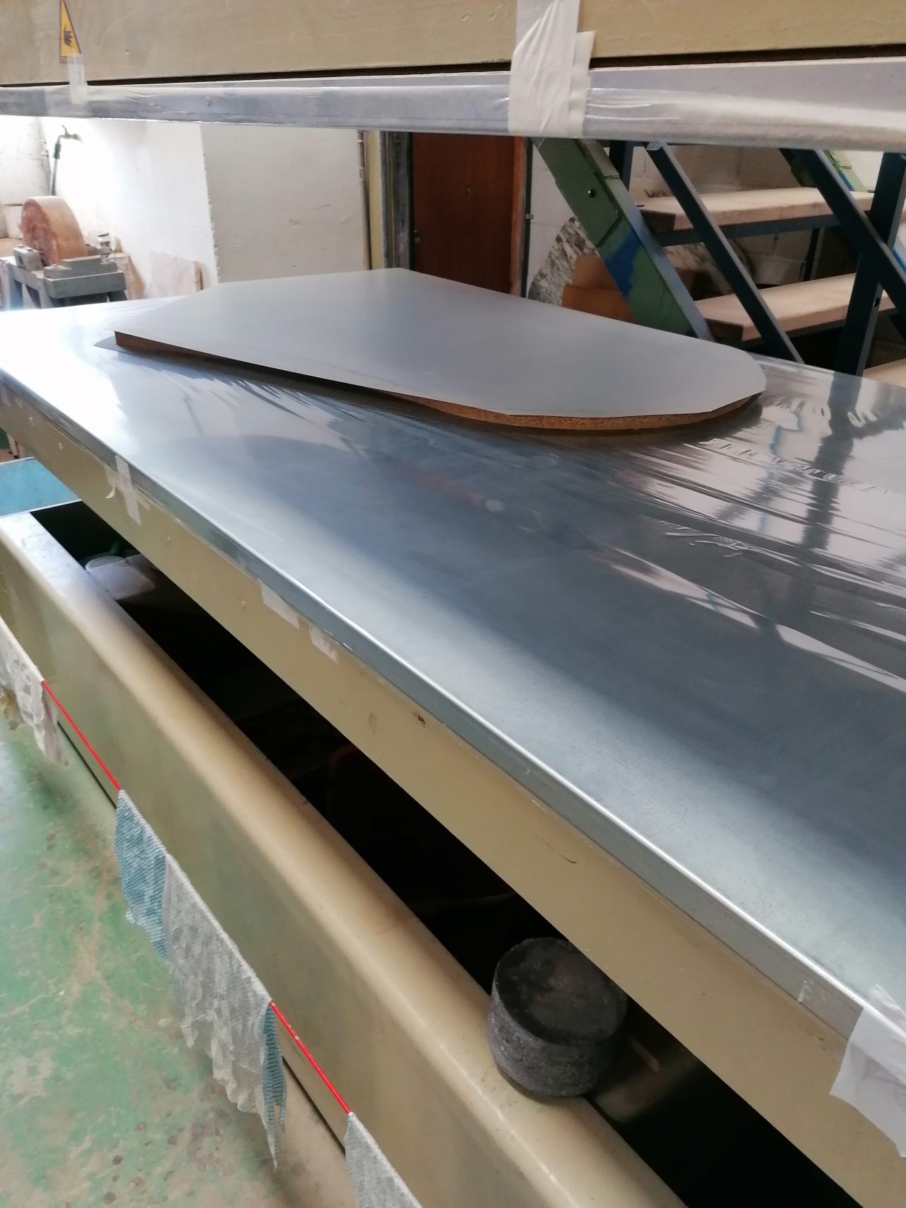 Mesa de estudio en formica blanca