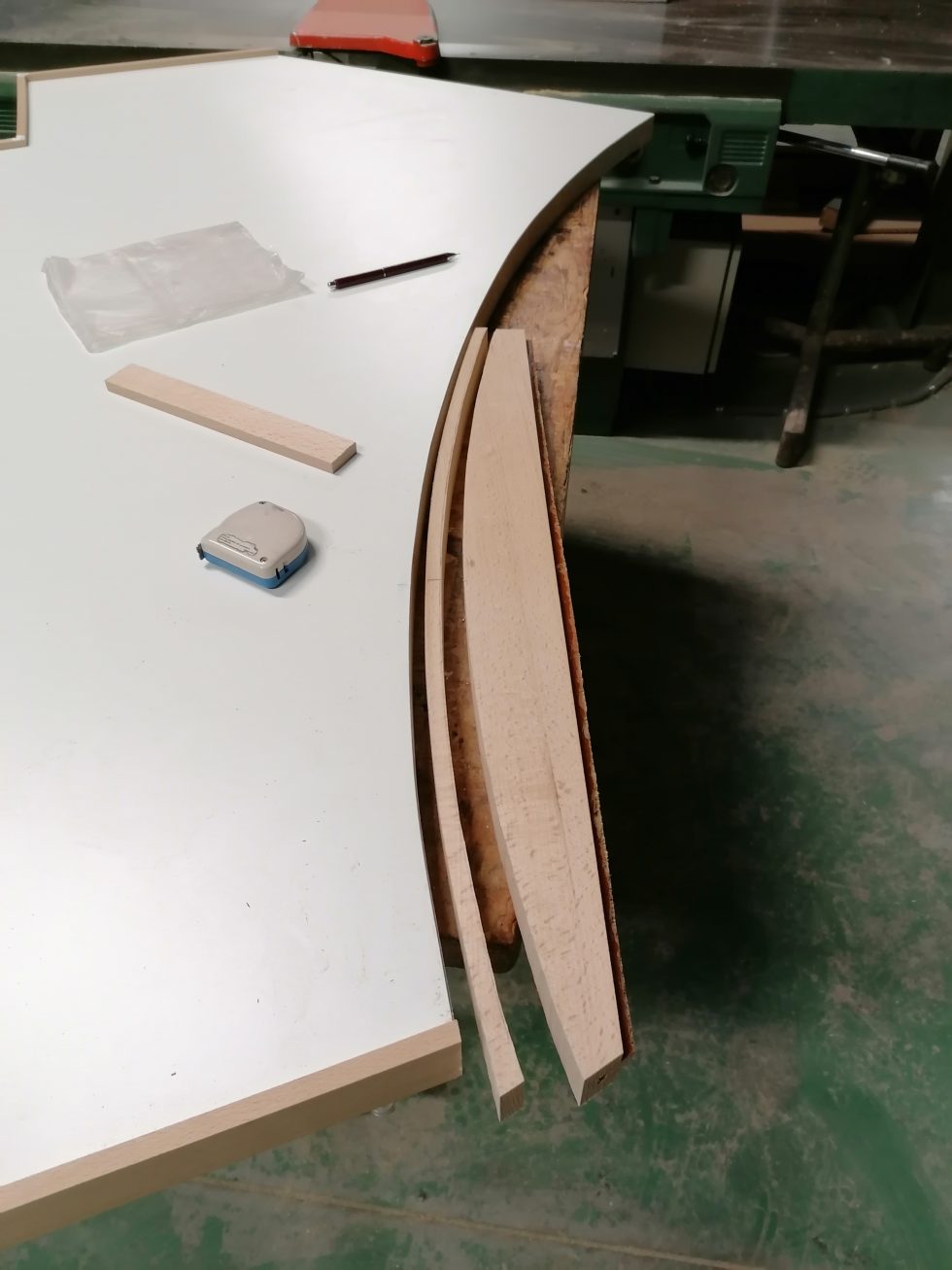 Mesa de estudio en formica blanca